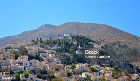 시 미 섬 그리스와 터키는 지중해에서 맑고 푸른 하늘 아래 배경에서 산 사이 있는 언덕에 화려한 집의 보기 0명에 대한 스톡 사진 및 기타 이미지 Istock