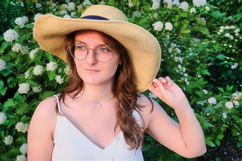 봄 의 자연을 배경으로 밀짚 모자를 쓴 여성 꽃이 만발한 나무의 배경에 흰색 드레스를 입은 소녀 갈색 머리에 대한 스톡 사진 및 기타 이미지 Istock