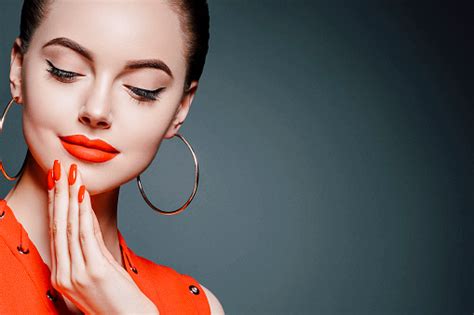 아름 다운 Curle 머리 빨간색 빨간색 입술과 드레스 매니큐어 붉은 아름다움으로 여성 긴에 대한 스톡 사진 및 기타 이미지 긴 드레스 러시아 Istock