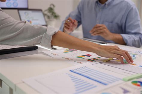 문을 닫은 두 명의 사업가 여성과 남성은 오후 회의에서 프레젠테이션을 준비하기 위해 집중했습니다 25 29세에 대한 스톡 사진