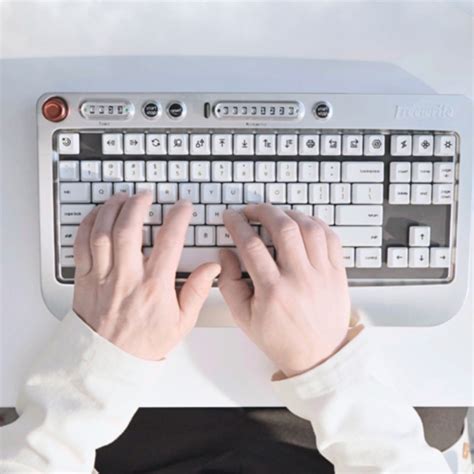 Wordrunner｜入力した文字数をリアルタイムで表示する、文字カウンター内蔵メカニカルキーボード ガジェットの購入なら海外通販の