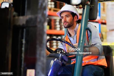 지게차 운전자가 산업용 컨테이너 창고 공장에서 상자를 옮기는 창고 직원 지게차로 깨어난 남자 노동자 지게차에 대한 스톡 사진 및 기타 이미지 Istock