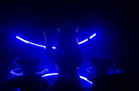 음식 배경 차와 커피 테마입니다 빛과 연기와 어두운 배경에 컵 주전자와 설탕 컵 오래된 빈티지 세라믹 차 또는 커피 냄비 세라믹 차 주전자와 컵의 실루엣 0명에 대한 스톡