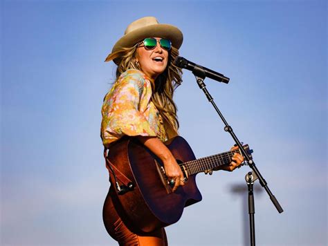 Lainey Wilson Reveals How She Keeps Her Feet On The Ground In A Whirlwind Year Aol