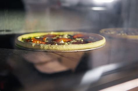 레스토랑에서 대류 오븐에서 이탈리아 피자를 요리 이탈리아의 전통 피자 가게는 저녁 식사를 위해 음식을 요리합니다 건강에 좋지 않은 음식에 대한 스톡 사진 및 기타 이미지