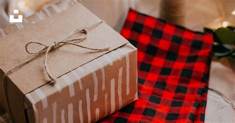 빨간색과 흰색 체크 무늬 직물에 갈색과 흰색 선물 상자 사진 Unsplash의 무료 크리스마스 이미지