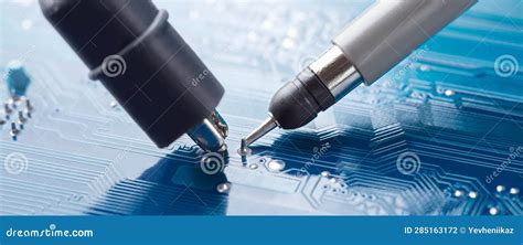 Measuring Electronic Signal Using Oscilloscope On The Pcb Electronics