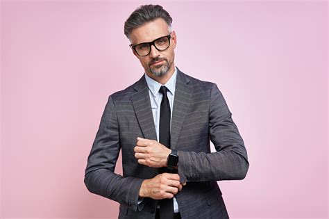 분홍색 배경에 서서 소매를 조정하는 포름웨어를 입은 잘 생긴 성숙한 남자 개성 개념에 대한 스톡 사진 및 기타 이미지 개성 개념 기업가 남성 Istock