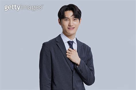 비즈니스 주제 정장 슈트 청년남자 성인남자 신입사원 비즈니스맨 이미지 Jv13478392 게티이미지뱅크