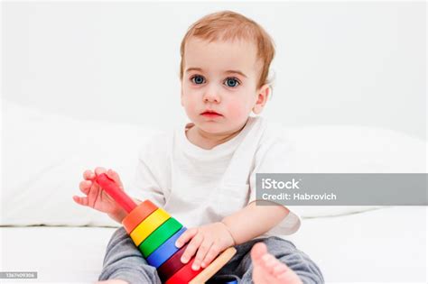 나무 피라미드와 놀고 흰색 티셔츠를 입고 예쁜 아이 1 세 나무 장난감의 개념 어린이 개발 가정 생활에 대한 스톡 사진 및 기타 이미지 Istock
