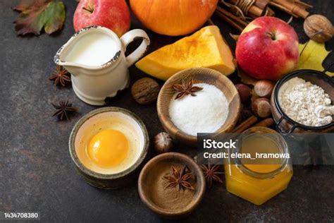 돌 테이블에 호박 사과 꿀 견과류 및 제철 향신료가 있는 가을 베이킹 음식 배경 추수 감사절과 가을 휴가를위한 호박 또는 사과 파이 공간을 복사합니다 0명에 대한 스톡 사진