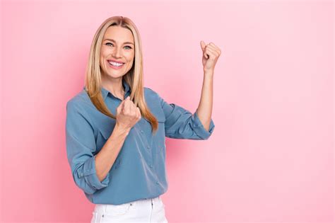 젊은 사랑 스럽다 이빨이 많은 미소 아가씨 착용 스마트 캐주얼 복장 주먹 흥분 우승자 팀장 리드 빈 공간 광고 분홍색 배경에