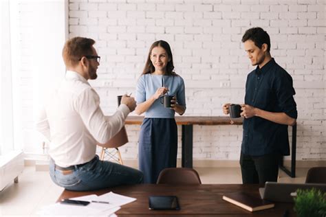 사무실에 서서 커피를 마시고 이야기하는 세 명의 친절한 동료 3 명에 대한 스톡 사진 및 기타 이미지 3 명 30 39세 경영자 Istock