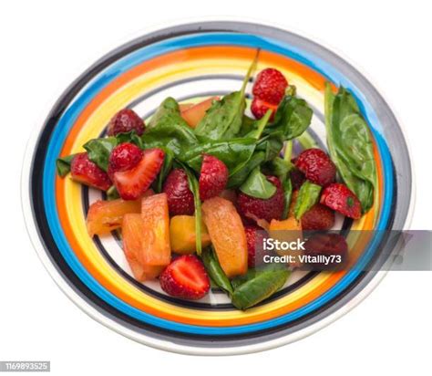 딸기 파인애플 시금치를 접시에 얹은 샐러드 화이트 배경 탑 뷰에 고립 된 과일 채식 샐러드 0명에 대한 스톡 사진 및 기타 이미지 Istock