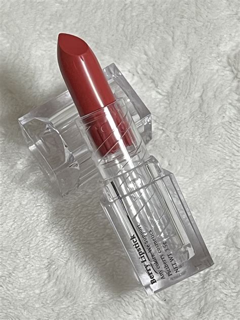 부드럽게 잘 돌아가는게 첫번째 장점 두번째 장점은 오묘한 핑크색이라서 손등 발색과 입술