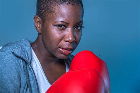 권투 장갑 훈련과 피트 니스 체육관 및 싸움 운동 개념에서 위험한 전투기로 여 자가 젊은 화가 도전적 검은 아프리카 미국