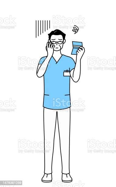 중년 수석 남자 간호사 물리 치료사 작업 치료사 언어 치료사 제복을 입은 간호 조수가 통장을보고 우울함을 느낍니다 간호사에 대한