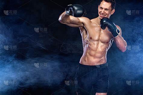 健身和拳击概念。拳击手，男子战斗或摆姿势在黑色背景手套。个人运动娱乐。