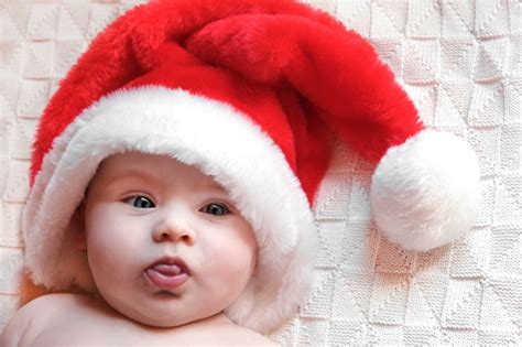아름다운 어린 아이가 크리스마스를 축하합니다 연말연시 크리스마스 의상을 입은 아이 어린 시절과 사람들 개념 니트 배경 산타 모자에 행복한 신생아 2 5 개월에 대한 스톡