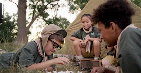 간 게임 게임 조각 공동 작업 그룹 플레이 기쁨 낮 녹지 놀이 다문화 다양성 다인종의 단란함 레저 레크리에이션 모험 미소 보드 게임 상호