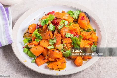 맛있는 채식 요리 양파 당근 바질 잎을 얹은 구운 고구마를 테이블 위에 올려 놓는 접시 꼭대기 전망 클로즈업 감자 요리에 대한 스톡 사진 및 기타 이미지 Istock