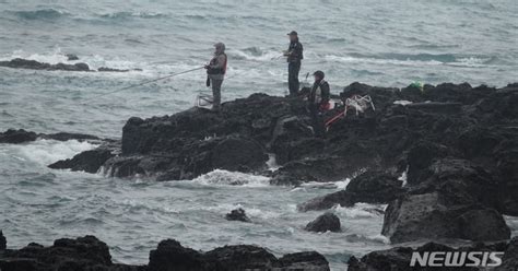 제주 파도 일렁이는 갯바위서 위험한 낚시