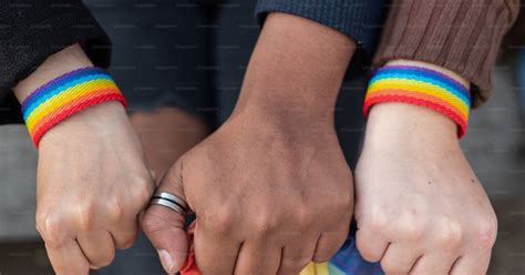 Lgbtq 무지개 팔찌를 들고 무지개 깃발 게이 프라이드의 달 레즈비언 프라이드 Lgbt 인식 운동 논바이너리 포용성 및 다양성의 개념을 들고 세 손을 닫습니다