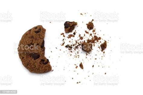 흰색 배경에 고립 된 일부 깨진 부스러기와 초콜릿 칩 쿠키 0명에 대한 스톡 사진 및 기타 이미지 0명 갈색 개체 그룹 Istock