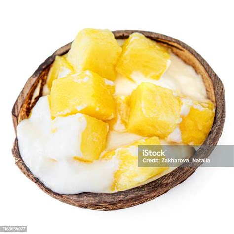 코코넛 요구르트와 달콤한 망고 조각으로 만든 이국적인 디저트 흰색 배경에 고립 된 냉동 아이스크림 견과에 대한 스톡 사진 및