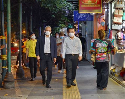 ปลัด พม นำทีม ช่วยเหลือคนเร่ร่อน ไร้บ้าน ย่านราชดำเนินกลาง และถนนสุขุมวิทซอย 3 11 กทม