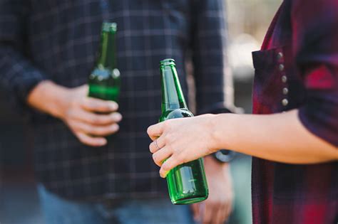 여름 캠핑 파티에서 야외에서 축하하는 맥주 안경을 들고있는 사람들의 자른 샷 야외 캠핑 중 맥주 한 병을 깜박이는 친구 맥주에 대한 스톡 사진 및 기타 이미지 Istock