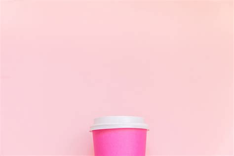 핑크 파스텔 컬러풀한 트렌디한 배경에 심플리 플랫 레이 디자인 핑크 페이퍼 커피 컵 개념에 대한 스톡 사진 및 기타 이미지