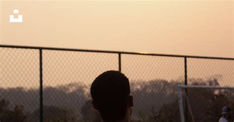 농구를 하는 소년 사진 Unsplash의 무료 차단 이미지