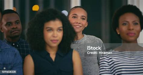 비즈니스 사람들 야간 회의 또는 세미나 워크샵 또는 교육 또는 코칭을 위한 회의의 청중 다양성 교육 지식 및 학습을 위한 대회 연설에서 군중 속의 남성 또는 여성 20 24