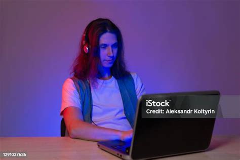 siswa atau programmer di laptop potret dalam warna neon lucu pria geek menulis kode foto stok