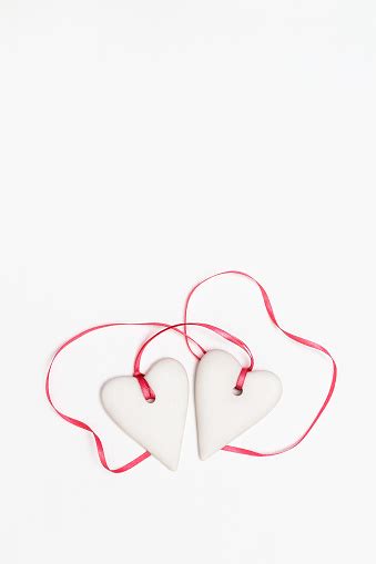 두 개의 하트 피규어는 하나의 리본으로 연결됩니다 발렌타인 데이 배경 개념입니다 복사 공간이 있는 세로 형식 이미지입니다 맨 위 보기 2월에 대한 스톡 사진 및 기타 이미지