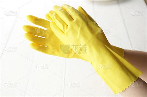护手套黄色手洗洁精家庭妇女肥皂洗衣粉性别刻板印象乳胶肥皂泡