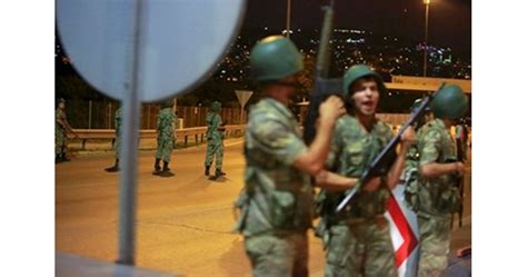 Външните министри на Турция и Гърция с уговорка за връщане на избягалите военни