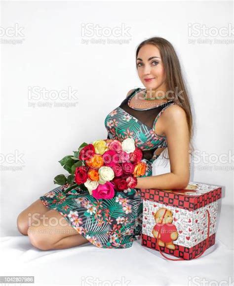 행복 하 고 아름 다운 여자는 흰색 배경에 장미 꽃다발 선물 상자와 앉아 있다 발렌타인의 하루입니다 꽃 식물에 대한 스톡 사진 및 기타 이미지 Istock