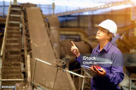 산업 개념 작업을 시작 하기 전에 생각 하 고 생산 라인 프로세스 공장에서 일 하는 엔지니어 기술자에 대한 스톡 사진 및 기타