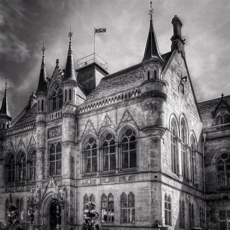 무료 이미지 검정색과 흰색 별장 늙은 정면 성당 단색화 오래된 건물 예배 장소 대칭 스코틀랜드 유령의 집 고딕 양식의 건축물 흑백 사진 붙어 따라