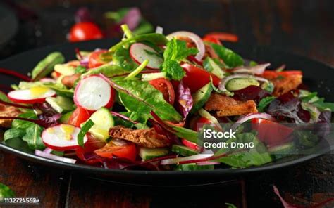 피타 크로 톤 오이 토마토 붉은 양파 채소 믹스 및 허브가 들어간 접시에 전통 파 탄 샐러드 건강한 생활방식에 대한 스톡 사진