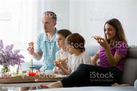 피자를 집에서 먹고 Tv 보고 아이 들과 함께 아름 다운 젊은 가족 가정 생활에 대한 스톡 사진 및 기타 이미지 가정 생활 가정 주방 가정의 방 Istock