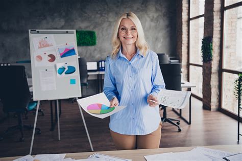 현대적인 사무실 환경에서 차트와 그래프를 분석하는 자신감 넘치는 고위 사업가 45 49세에 대한 스톡 사진 및 기타 이미지 45 49세 개념 개념과 주제 Istock