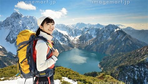 山頂に立つ登山者のイラスト素材 246430056 イメージマート