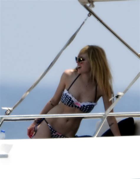 Avril Lavigne Bikini Again In St Tropez Porn Pictures Xxx Photos Sex
