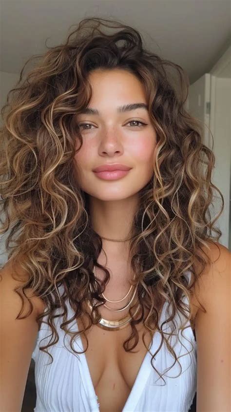 El Corte De Pelo Ondulado Tipo Mariposa De Nuria Roca Rejuvenece A Los