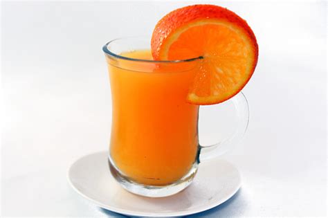 흰색 배경에 고립 된 오렌지 조각과 유리에 신선한 천연 및 유기농 오렌지 주스 오렌지 주스와 과일의 선택적 초점 감귤류 과일에 대한 스톡 사진 및 기타 이미지 Istock