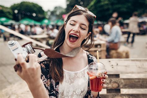선글라스 사진 카메라와 함께 재미와 레모네이드를 마시는 행복 Hipster 여자 세련 된 Boho 소녀 칵테일 들고 거리 음식 축제에서 웃는 여름 감정에 대한 스톡 사진 및