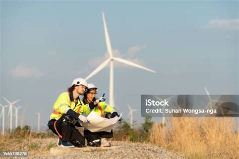 자연 에너지 풍력 터빈 현장에 주둔하는 남녀 엔지니어 풍력 에너지를 전기로 변환하는 주요 풍력 터빈 운영에 대한 일일 감사 작업 2명에 대한 스톡 사진 및 기타 이미지